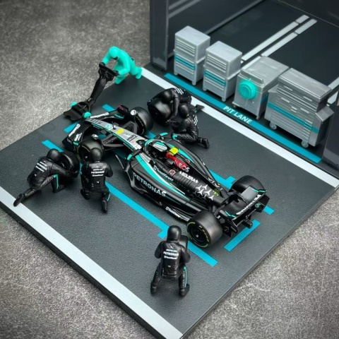ZESTAW Mercedes F1 #44 L. Hamilton Pit Stop diorama 2024 W15 BBurago 1: ...